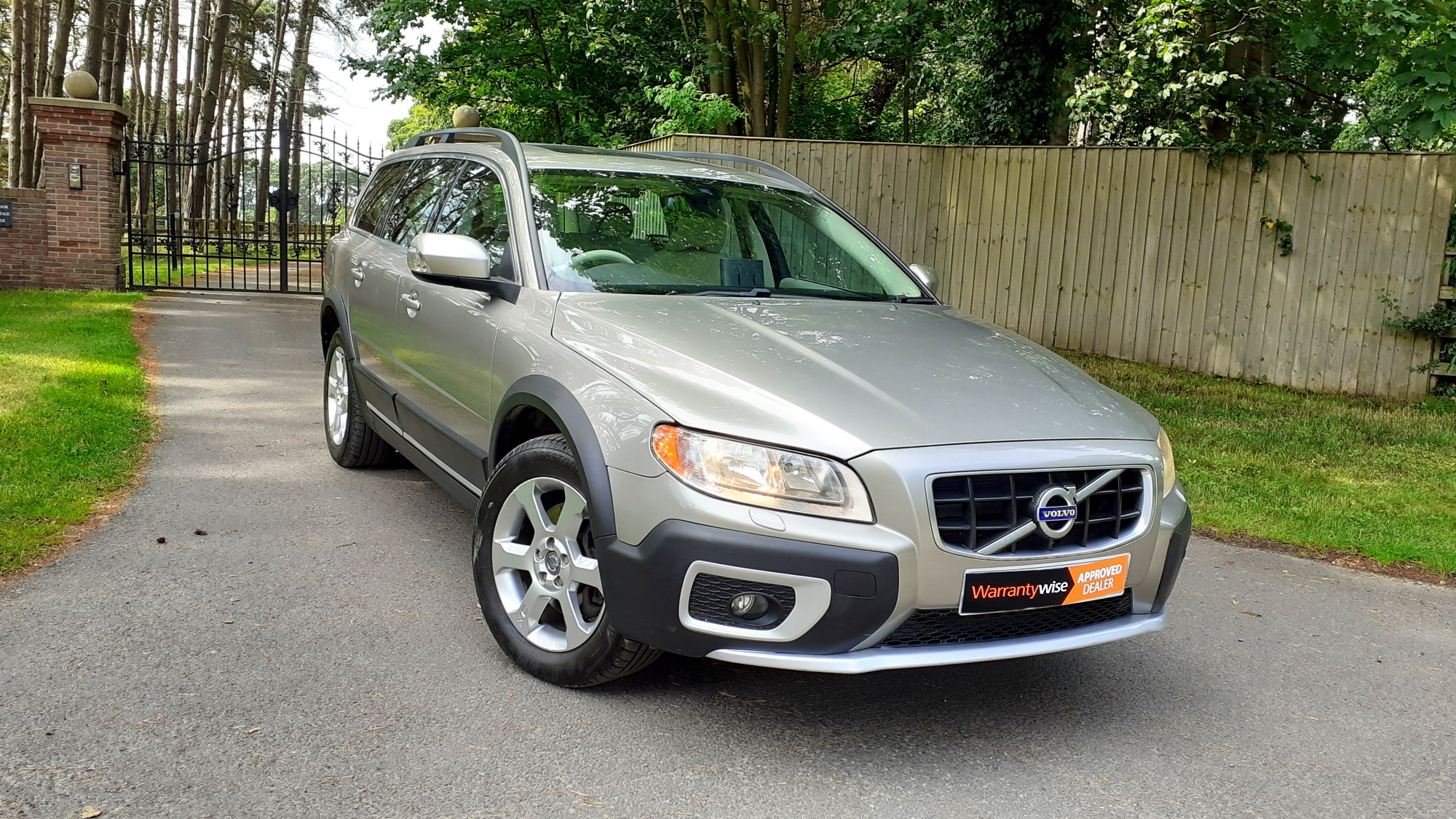 2010-10 Volvo XC70 2.4 D5 SE Estate 5dr Diesel Geartronic AWD (202 bhp ...